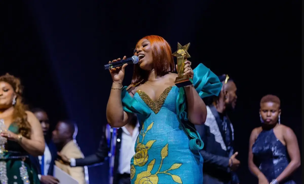 Biographie de Roseline Layo : de couturiere a icone de la musique ...